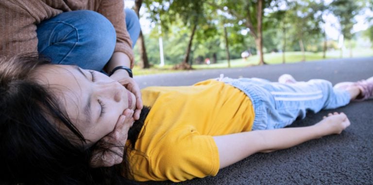 Perte de connaissance : comment réagir face à un évanouissement soudain