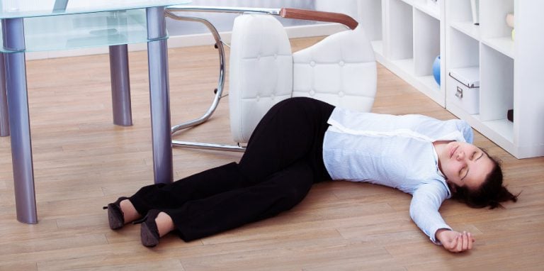 Malaise : symptômes, causes et gestes à adopter face à une victime